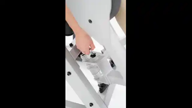 A604 Отведение ног сидя